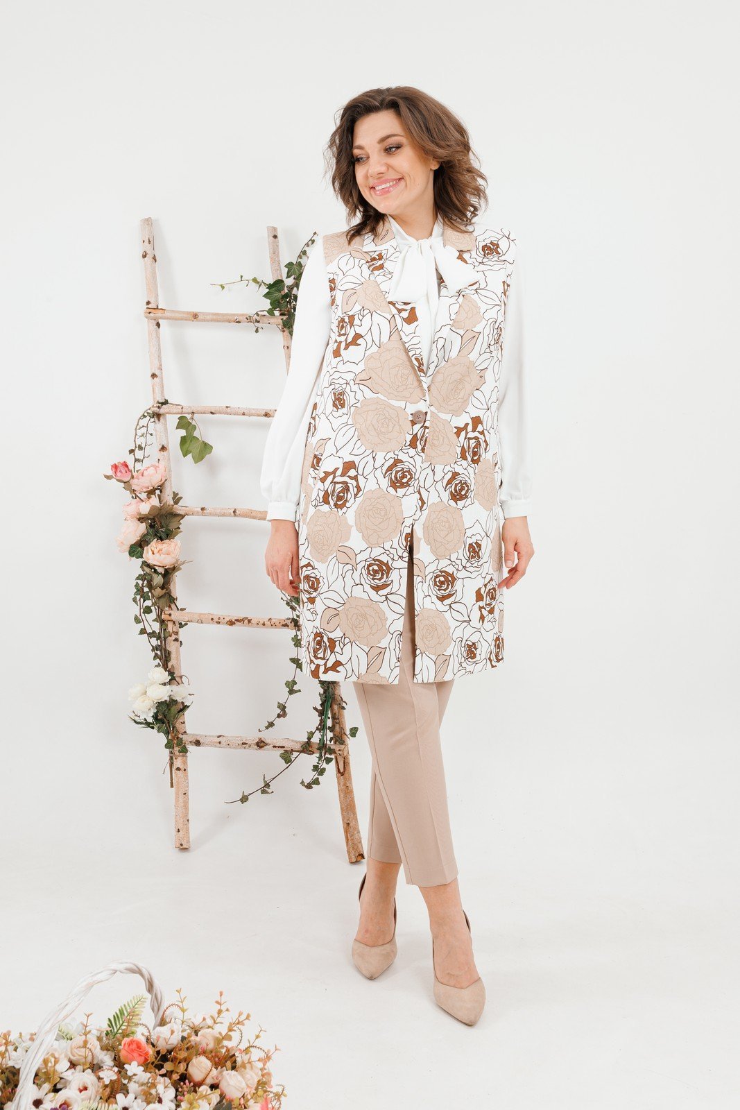 Костюм брючный 130560 бежевый + бежевые цветы SandyNA купить в интернет ...