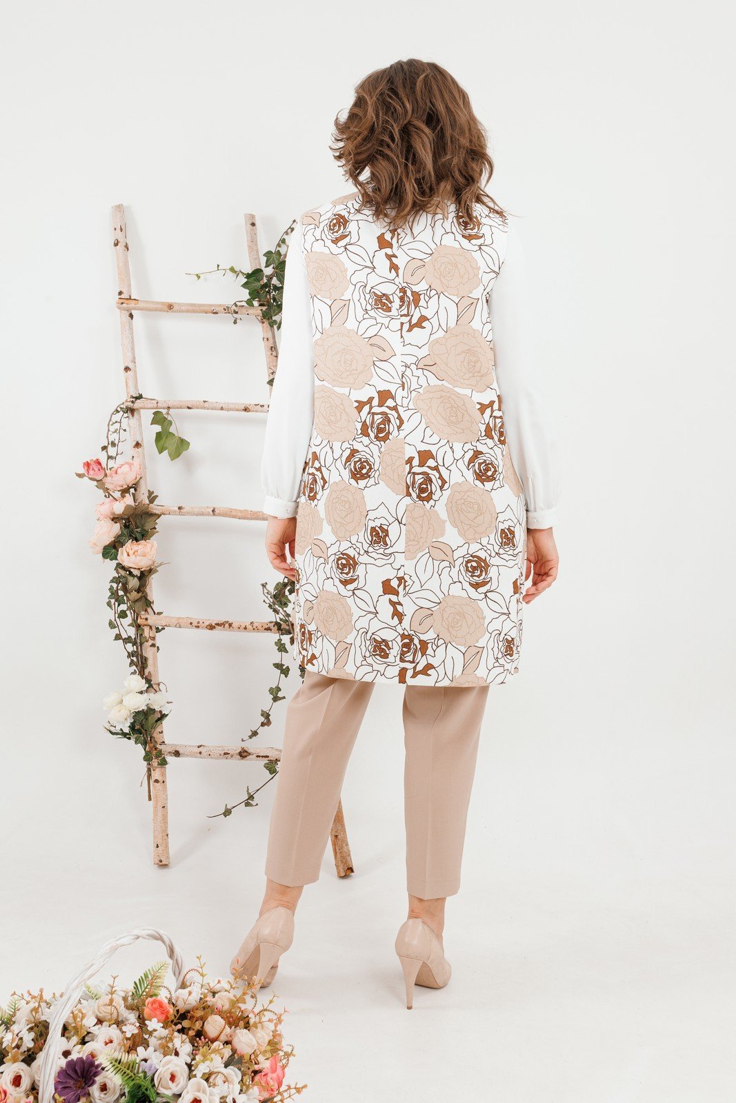 Костюм брючный 130560 бежевый + бежевые цветы SandyNA купить в интернет ...