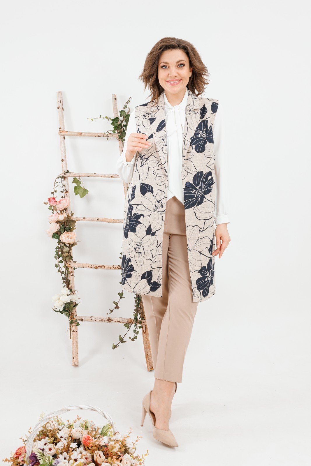 Костюм брючный 130560 бежевый + синие цветы SandyNA купить в интернет ...