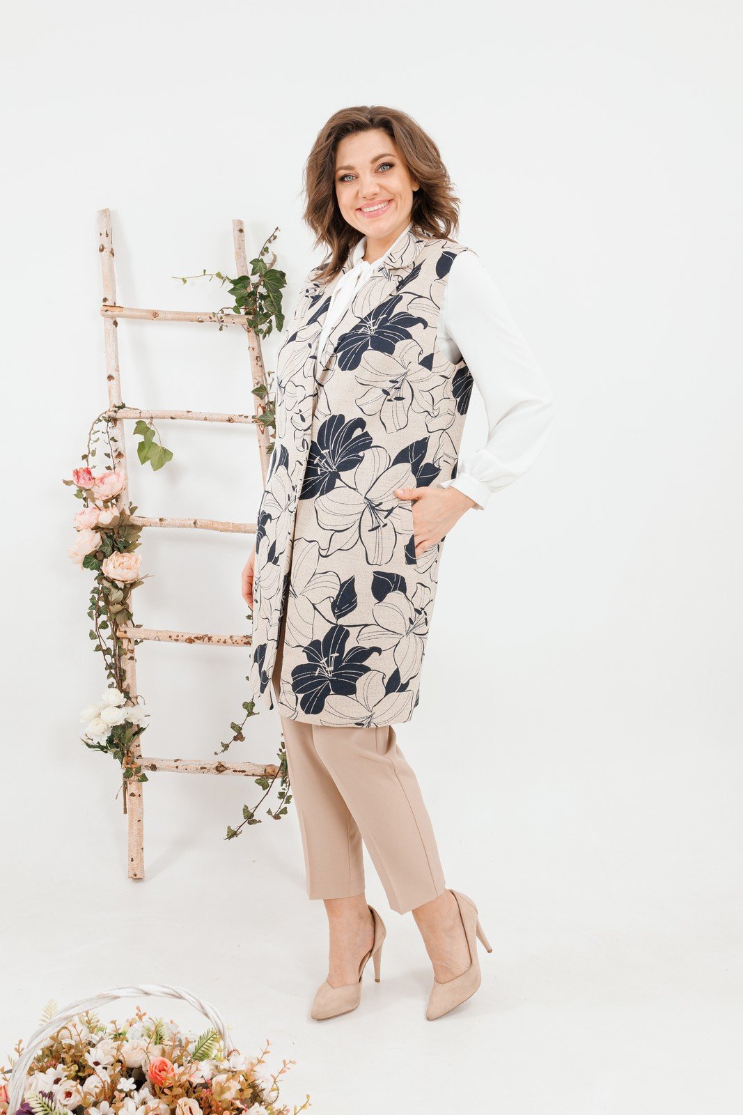 Костюм брючный 130560 бежевый + синие цветы SandyNA купить в интернет ...
